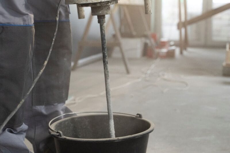 ¿Cómo mezclar Grout cementoso y epóxico?